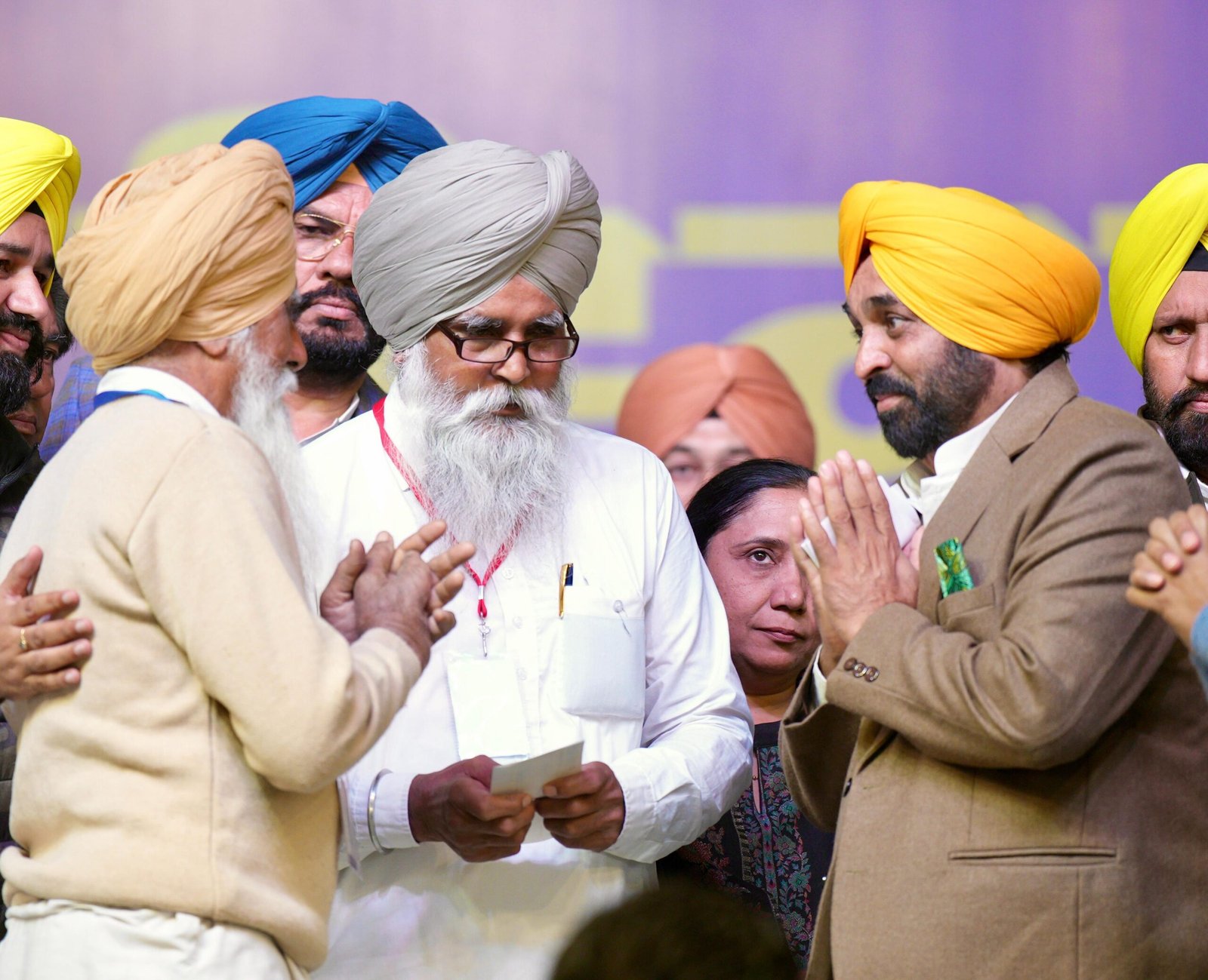 BHAGWANT MANN AND ARVIND KEJRIWAL HANDS OVER CHEQUE WORTH RS 1 CRORE AS ...
